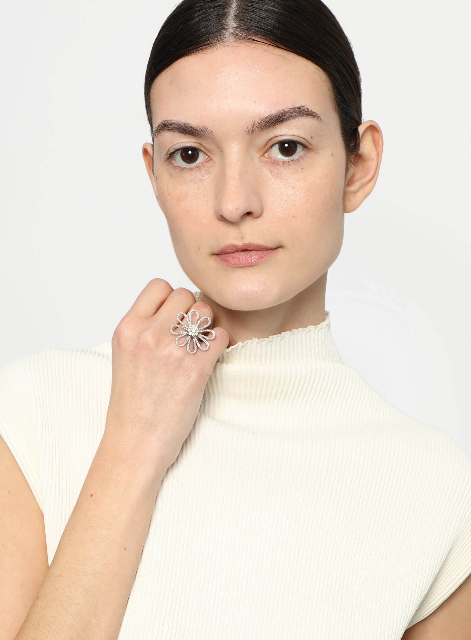 18k Gold & Diamond Daisy Ring | Authentic & Vintage | ReSEE