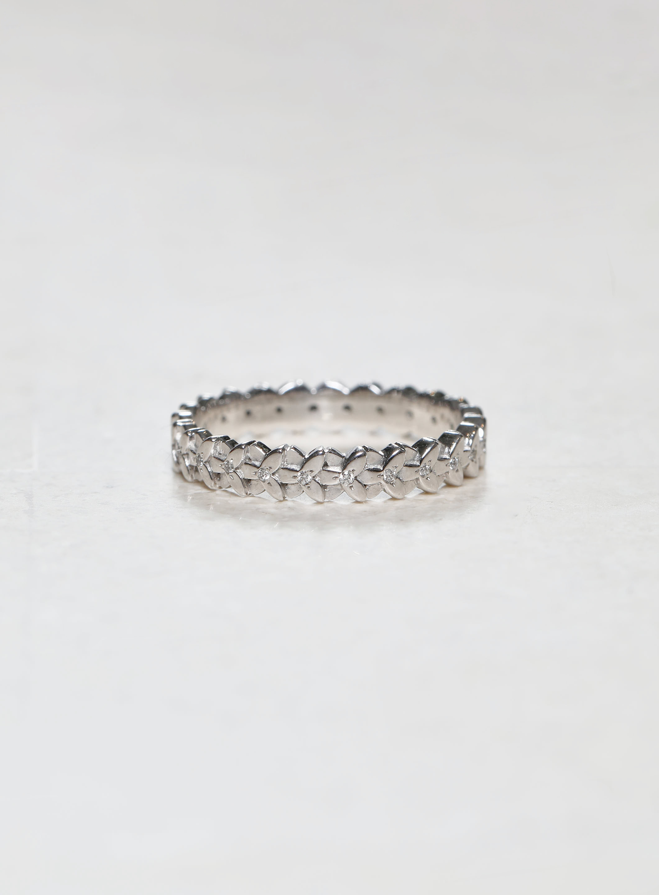 18k White Gold Ring | Authentic & Vintage | ReSee